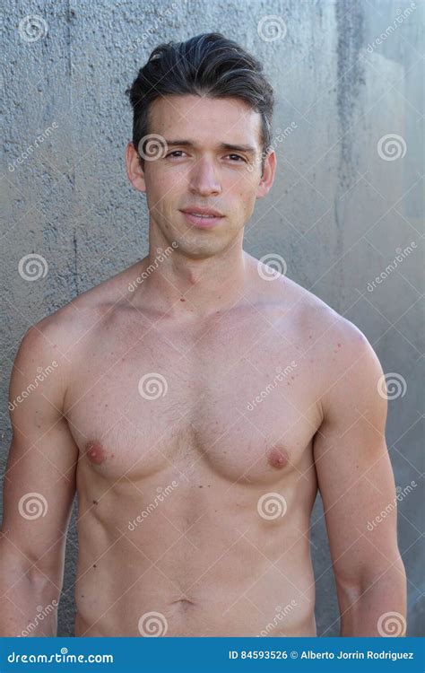Giovane Uomo Macho Muscolare Sexy Che Posa Con Il Torso Nudo Su Fondo