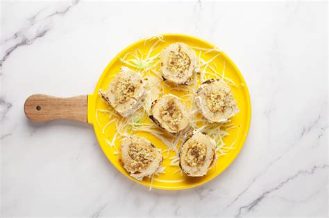 흰 화강암 배경 위에 생강과 양배추 줄리엔으로 장식 된 치즈와 야채로 구운 박제 감자의 클로즈업 0명에 대한 스톡 사진 및 기타 이미지 Istock