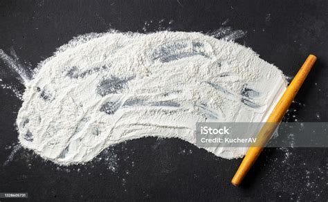 검은 색 테이블 상단 보기에 밀가루와 롤링 핀추상 베이킹 배경 0명에 대한 스톡 사진 및 기타 이미지 0명 검은색 공란