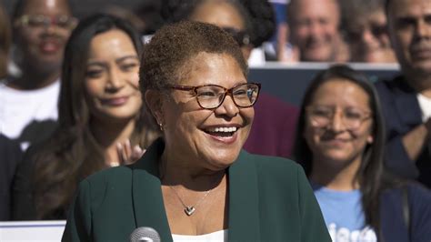 La demócrata Karen Bass asumió como alcaldesa de Los Ángeles y puso como prioridad la crisis de