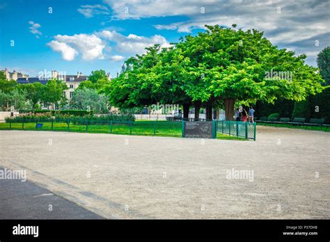 The tip of the Île de la Cité in Paris France Stock Photo Alamy