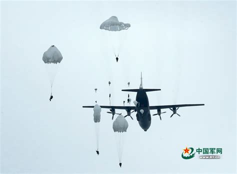 多伞型单双路伞降怎么训？空降兵某旅这样展开 中国军网