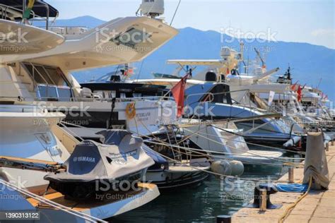 Dukley Marina에 정박 한 모터 요트 0명에 대한 스톡 사진 및 기타 이미지 0명 관광 레저 활동 Istock