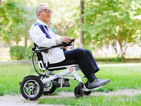 经典白黑配色的折叠电动轮椅，市面上却很少见 知乎