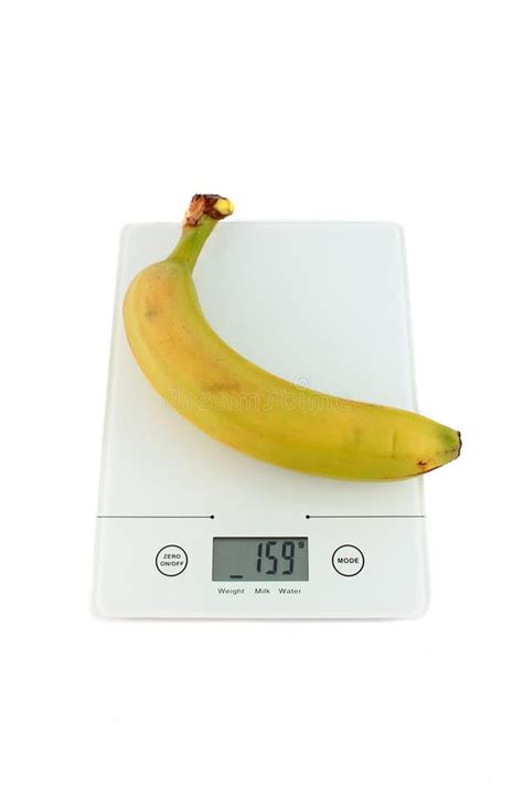Banana Na Escala Da Cozinha Imagem De Stock Imagem De Pesar Gramas