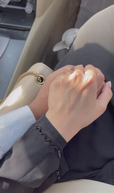 صور بنت ماسكة ايد حبيبها خلفيات رومانسية ماسكين يدين بعض إمبراطورية