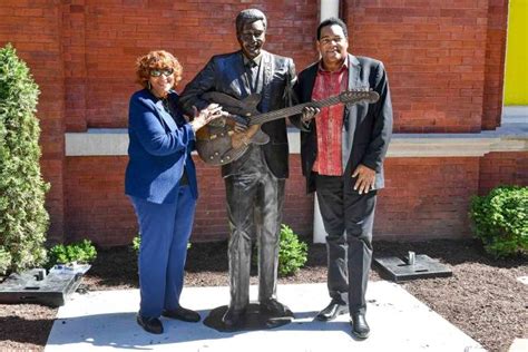 Charley Pride Honored With Life Sized Sculpture At Countrys Mother