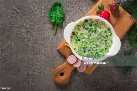 무 오이 그리고 나무 테이블에 딜 여름 요구르트 차가운 수프 Okroshka 0명에 대한 스톡 사진 및 기타 이미지 0명
