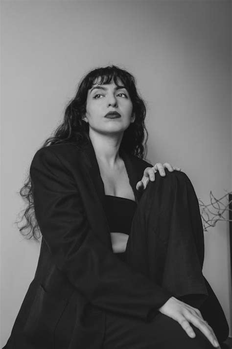 有关保持平衡 信心 優雅 光鮮亮麗 別緻 剪影 单调 單色 坐 复杂的 夾克 套裝 女人 女性 女装 專業 工作室 工作室拍摄 強大 恩典 戲劇化 擺