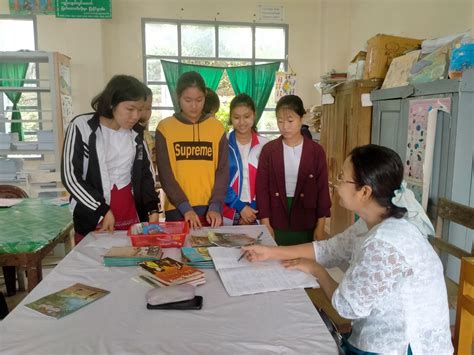 သံတောင်ကြီးမြို့နယ် အခြေခံပညာအထက်တန်းကျောင်းတွင် စာဖတ်ရှိန်မြှင့်တင်ရေးအတွက် ကျောင်းသူ ကျောင