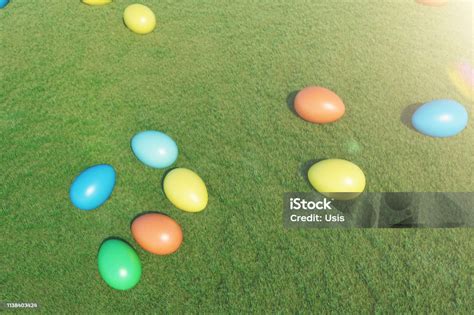 화창한 날에 초원에서 화려한 계란 평면도 여러 가지 빛깔의 잔디 잔디밭에 그려진 된 부활절 달걀 부활절 달걀 헌트 4 월 부활절 기호 휴일입니다 3d 일러스트레이션 3차원
