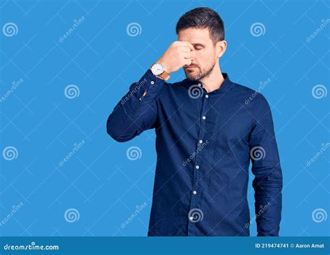穿着休闲衬衫的年轻帅哥，疲惫地揉搓鼻子和眼睛，感到疲劳和头痛 库存图片 图片 包括有 沮丧 钻眼工人 219474741
