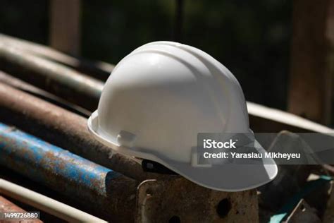 건설 현장의 금속 구조물에 누워 있는 흰색 헬멧의 클로즈업 안전 예방 조치 0명에 대한 스톡 사진 및 기타 이미지 0명 개념 건설 산업 Istock