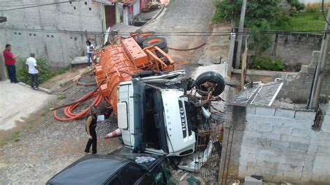 Caminhão desgovernado desce ladeira e atinge duas casas e carro em