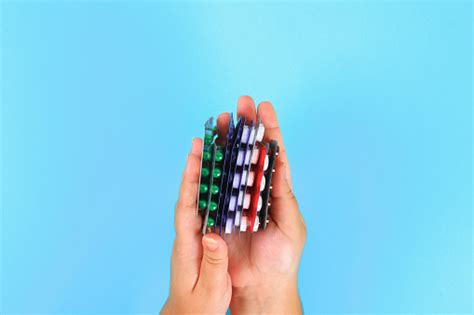 여자의 다양 한 정제와 파란색 테이블의 배경에 그녀의 손에 물집에 보유 하고있다 보기 상위 공간을 복사 평평 하다 건강관리와