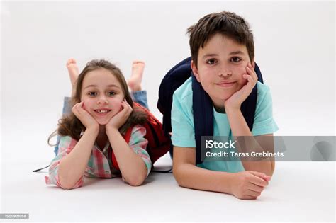똑똑한 학교 아이들 1학년 소녀와 십대 남학생이 배에 누워 카메라를 보며 웃고 있다 2명에 대한 스톡 사진 및 기타 이미지 2명 9월 고등학교 이하 Istock