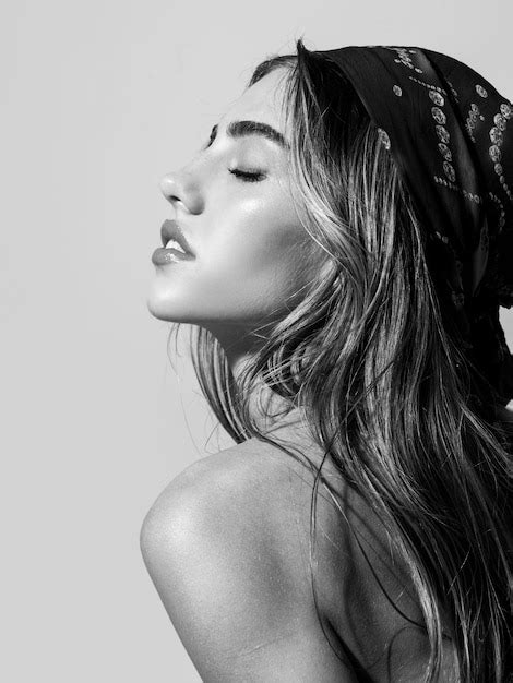 Hermosa Mujer Sensual Modelo De Moda Mujer Sexy Posando En Estudio Foto Premium