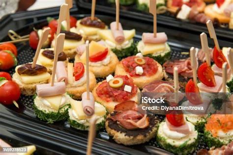 리셉션에서 뷔페 카나페의 구색 연회 서비스 케이터링 다양한 종류의 치즈와 고기가 들어간 간식 파티 개념입니다 0명에 대한 스톡 사진 및 기타 이미지 Istock