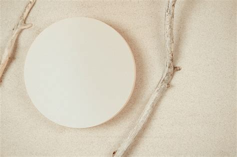 빈 둥근 베이지색 플랫폼 연단과 흰색 자연 해변 모래 배경에 유목 화장품 또는 제품 프레젠테이션을 위한 최소한의 창의적인 구성 배경 상위 뷰 유목에 대한 스톡 사진 및 기타