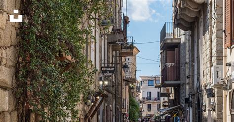 낮 동안 보도를 걷는 빨간 드레스를 입은 여자 사진 Unsplash의 무료 사람의 이미지