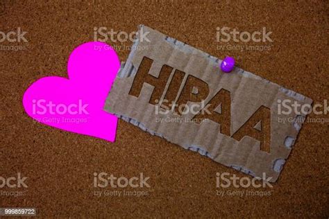 개념적 손을 보여주는 Hipaa 쓰기입니다 비즈니스 사진 텍스트 건강 보험 이동성 및 책임 법 의료 법 브라운 오래 된 손상 된