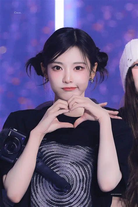 닝닝님의 귀여운 포즈 2연속이네요 팬플러스 커뮤니티