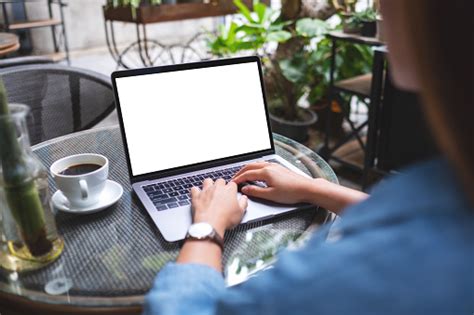 야외에서 빈 흰색 바탕 화면이있는 랩톱 컴퓨터를 사용하고 작업하는 여성의 모형 이미지 야외에 대한 스톡 사진 및 기타 이미지 야외 노트북 컴퓨터 Istock