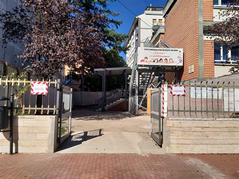 Certa Stampa MA E NORMALE CHIUDERE UNA STRADA PER UN CANTIERE E FAR