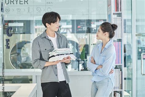 Foto De 셀프 세탁실을 배경으로 커플 또는 신혼부부가 함께 또는 혼자 빨래를 정리하는 모습 아시아 한국 남녀 모델 Do Stock Adobe Stock