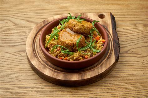 겨자 소스에 병아리콩 커틀릿의 채식 요리와 나무 배경에 점토 그릇에 벌거 0명에 대한 스톡 사진 및 기타 이미지 0명 건강한 생활방식 건강한 식생활 Istock