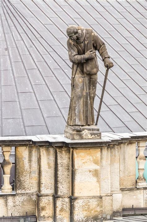 Estatua De Una Figura Masculina Adulta En La Cima De Un Techo Posada En Una Postura Heroica