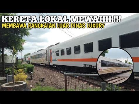 Kereta Lokal Ini Membawa Rangkaian Luar Dinas Luxury Kereta Api