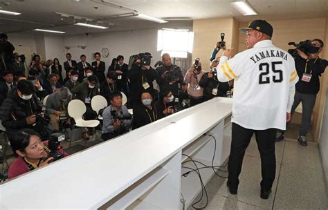 山川穂高、いきなり不祥事謝罪「マイナスからのスタート」 黒のスーツ、ネクタイで…笑顔なしソフトバンク入団会見 サンスポ