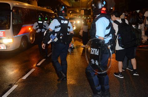 【逃犯條例】示威者衝出龍和道夏慤道 架鐵馬陣佔據東西行線 星島日報