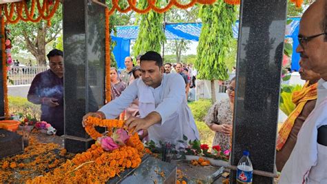 झीरम हमले की 11वीं बरसी शहीद नंदकुमार पटेल और दिनेश को उमेश ने भीगी