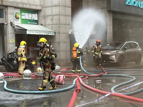 突发浓烟滚滚杭州冰雪大世界周边发生火灾已营救7人5人受伤多人跳窗逃生多辆消防车赶往现场 事故案例教育 安全文化 安徽省安全生产协会
