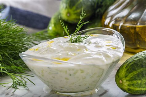그리스 딥 소스 또는 드레싱 Tzatziki 강판된 오이 사 우 어 크림 요구르트 올리브 오일과 신선한 딜 준비 0명에 대한