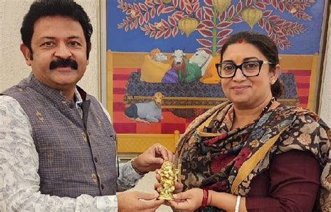 കൃഷ്ണകുമാറിന് പിറന്നാൾ ഗണപതി വിഗ്രഹം സമ്മാനിച്ച് സ്മൃതി ഇറാനി