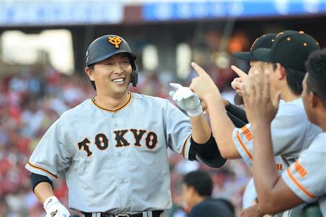 ＜広・巨＞2回、ソロの長野はナインに出迎えられる （撮影・西川祐介） ― スポニチ Sponichi Annex 野球