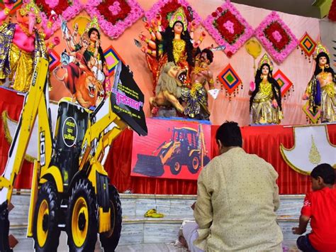Worshiping The Mother By Performing Dhunichi Dance In Lucknow Mother