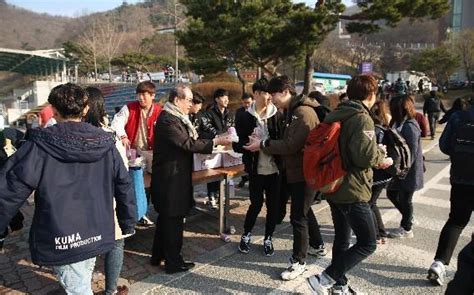 한국영상대 유재원 총장 학생들과 ‘햄버거 소통 아주경제