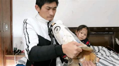 十年前意外失去了右腿，穿上假肢的我，照样能活出精彩人生情感正能量好看视频