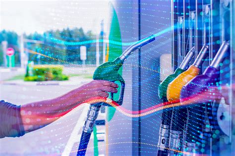 한 남자가 기술적인 배경에 주유소에서 차를 채웁니다 가솔린과 연료에 대한 가격 상승그래프 가솔린에 대한 스톡 사진 및 기타 이미지 Istock