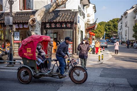강소 거리 거리 장면 건축 관광 관광 명소 교통 나무 남자 도로 도시 도시 풍경 도시의 랜턴 마스크