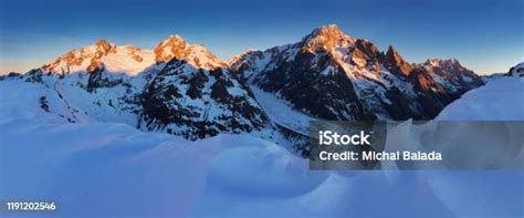 몽블랑 대산화와 녹는 빙하의 멋진 전경 이탈리아 프랑스 알프스의 겨울 모험 쿠르마유르 아오스타 밸리 이탈리아 발 베니 쿠르마유르