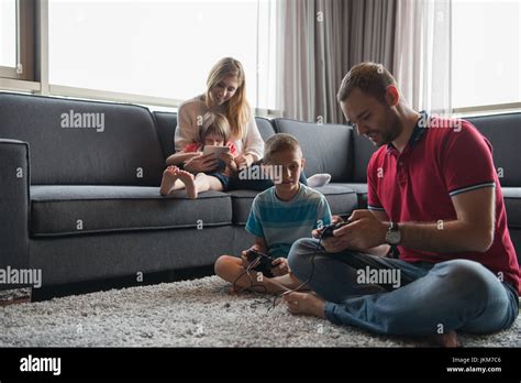 Famille heureuse Père mère et enfants jouant un jeu vidéo father and