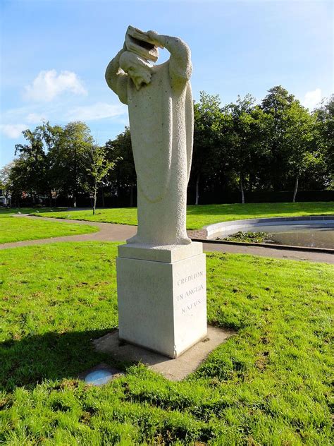 Bonifatius Dokkum Monumenten Standbeeld Holland