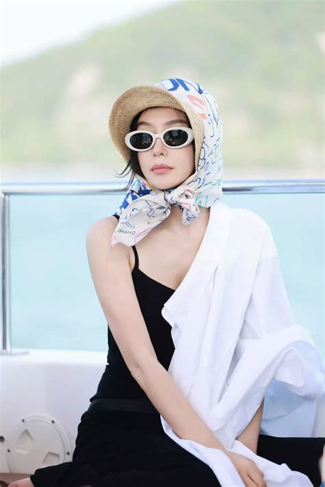 秦岚辛芷蕾妥妥好闺蜜！坐游艇帽子外面裹丝巾，两个人都很会穿！ 360娱乐，你开心就好