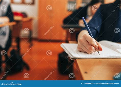 El Estudiante Escribe En Un Cuaderno Imagen De Archivo Imagen De Clase Profesor