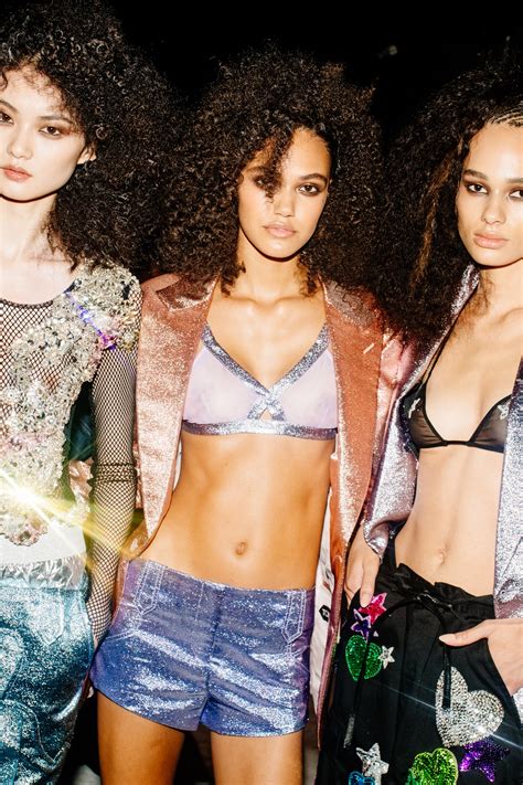 Cortes De Cabello Ondulado En Capas En Tendencia Primavera 2023 Vogue